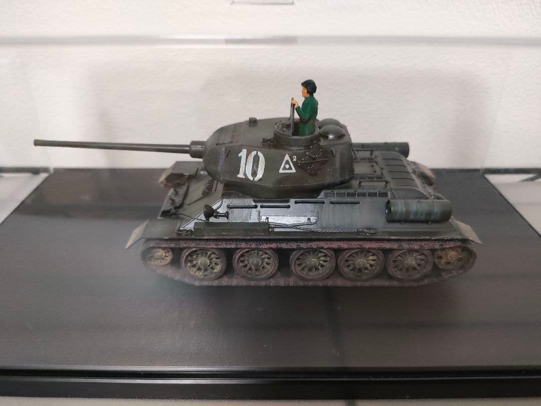 タミヤ1/48ソ連T34/85完成品　（ディスプレイケース付き）