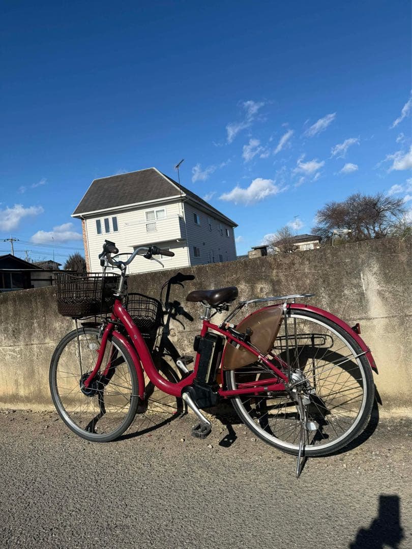 赤い電動アシスト自転車 シティタイプ