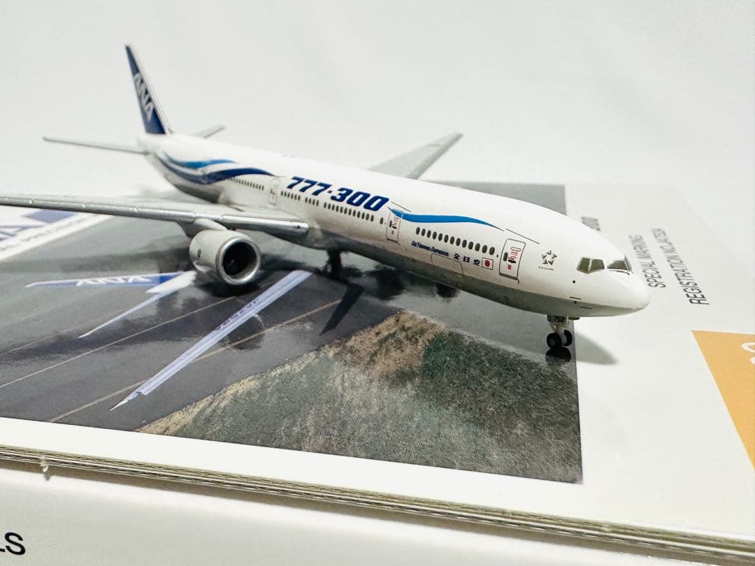全日空商事 1/400 ANA 777-300 特別塗装 NH40012