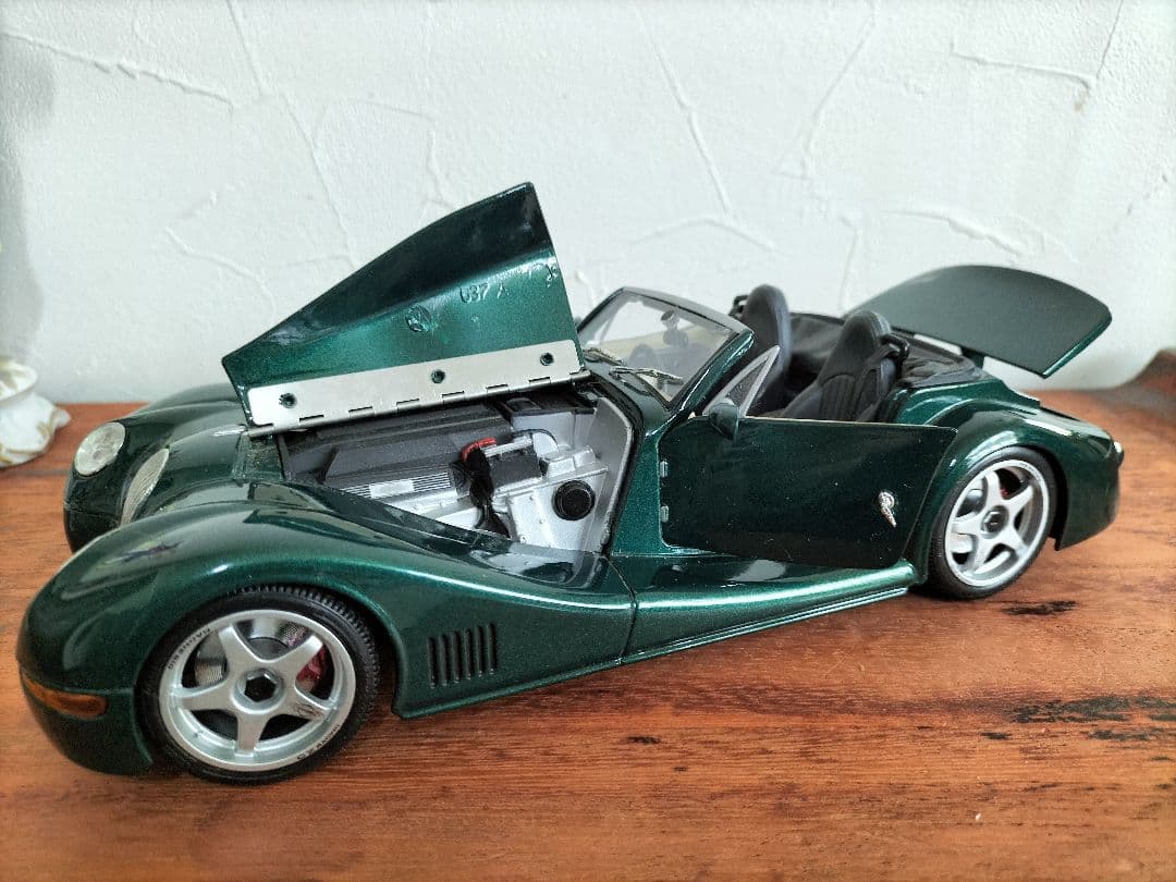 スポーツカーモーガン・エアロ8 Morgan Aero 8 スケール: 1/18
