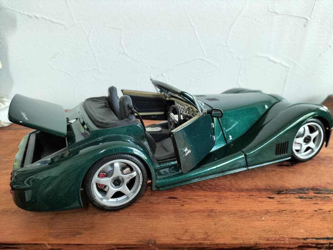 スポーツカーモーガン・エアロ8 Morgan Aero 8 スケール: 1/18