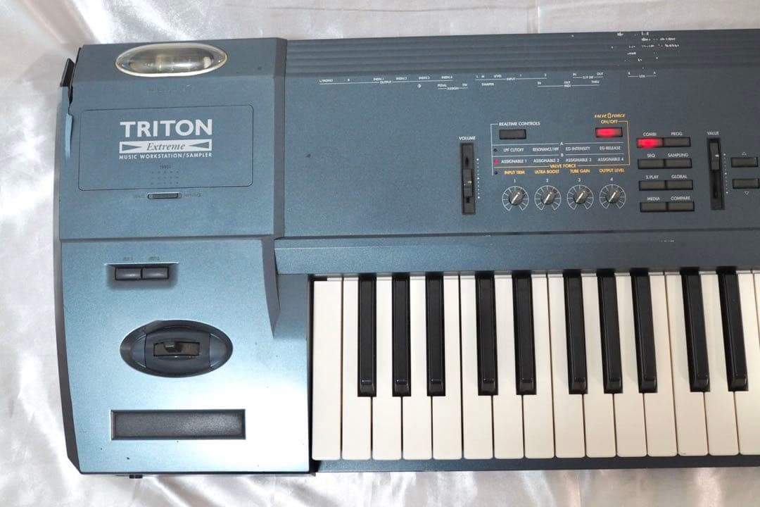 KORG シンセサイザー TRITON Extreme 76鍵