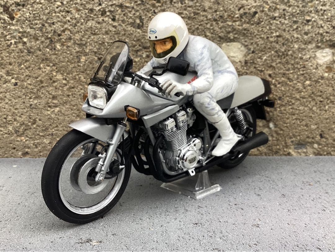 バイクプラモデル　タミヤ1/12 スズキカタナ　フィギュア付き