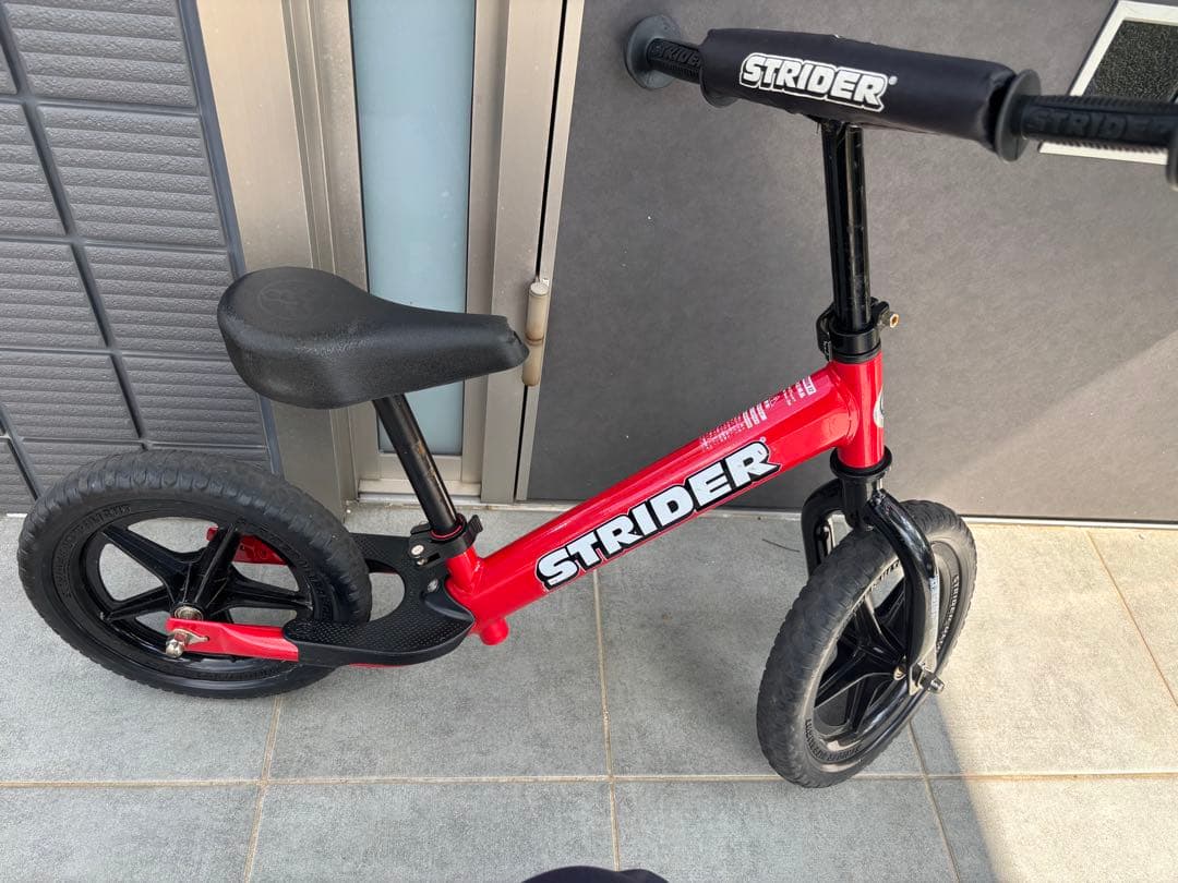 STRIDER バランスバイク 赤　ストライダー　スポーツタイプ　サドル新品