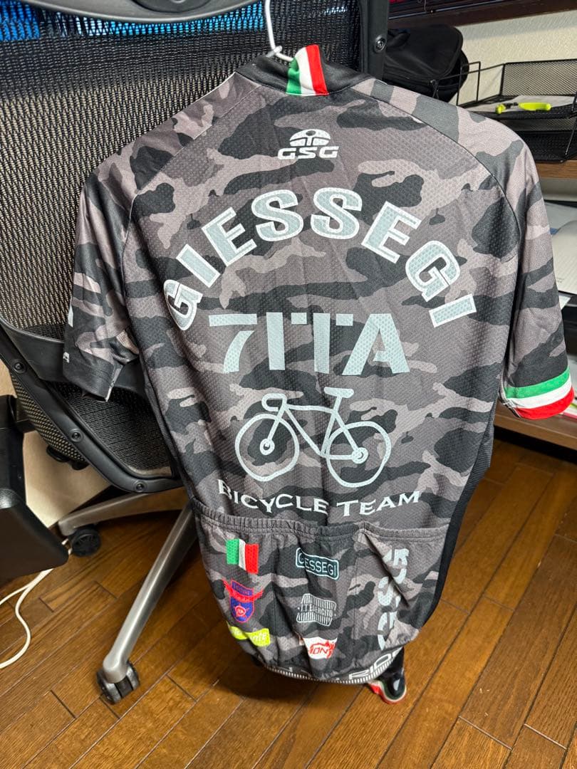 7ITA ARMY Ⅲ JERSEYサイクリングジャージとビブショーツのセット。