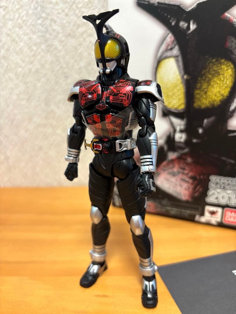 SHフィギュアーツ 真骨彫 仮面ライダーダークカブト　バンダイ