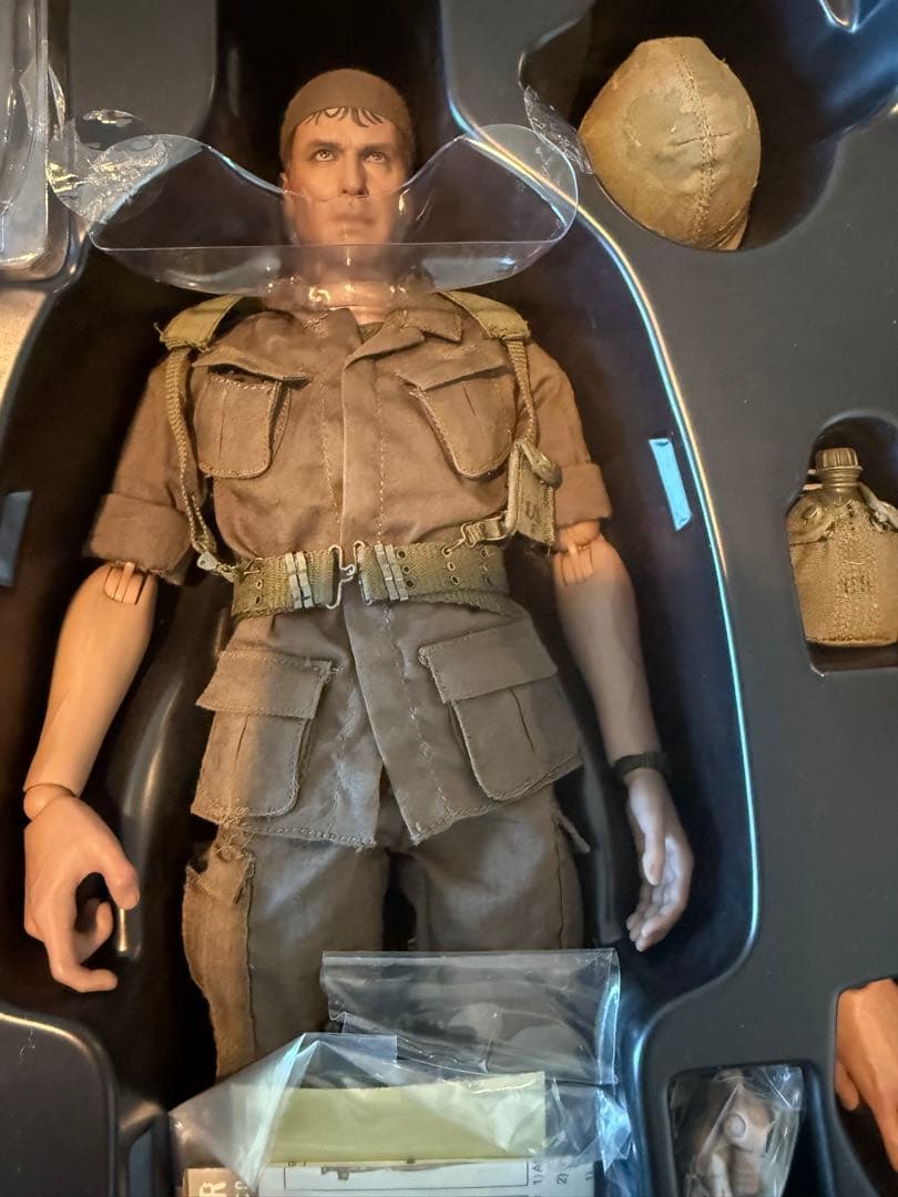 ミリタリー HOT TOYS Platoon Sergeant Barnes.