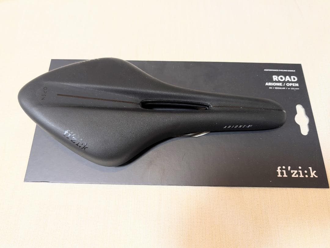 【新品未使用】Fizik サドル ARIONE R3 Open