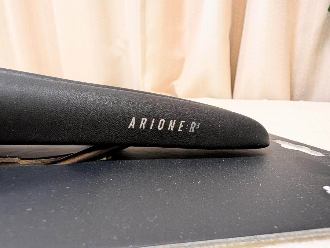【新品未使用】Fizik サドル ARIONE R3 Open