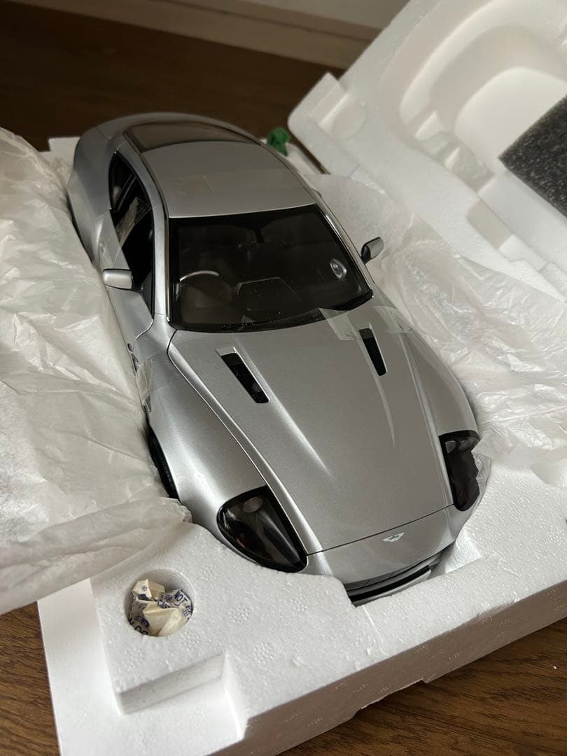 京商 Aston Martin V12 Vanquish 1/12　未使用品