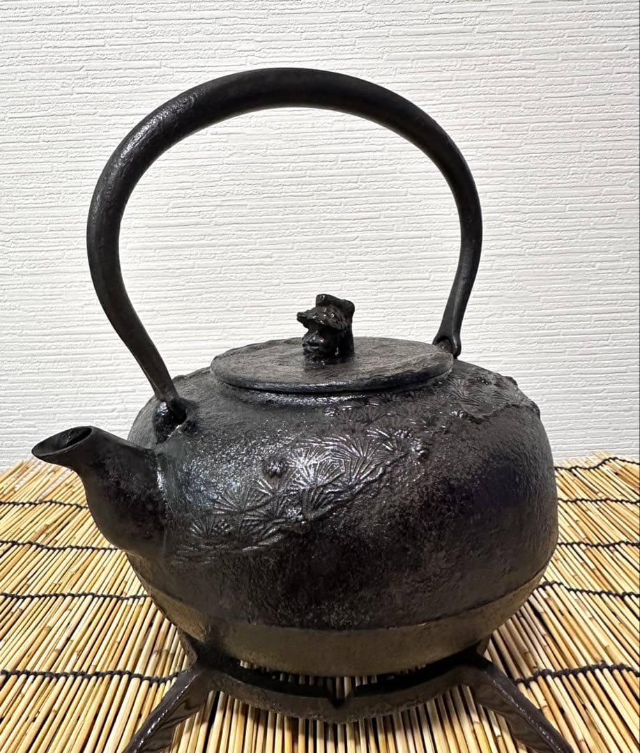 未使用品 南部秀山堂 佐藤 勝弘作 １５型松文様 鉄瓶　南部鉄瓶 南部鉄器 鉄瓶