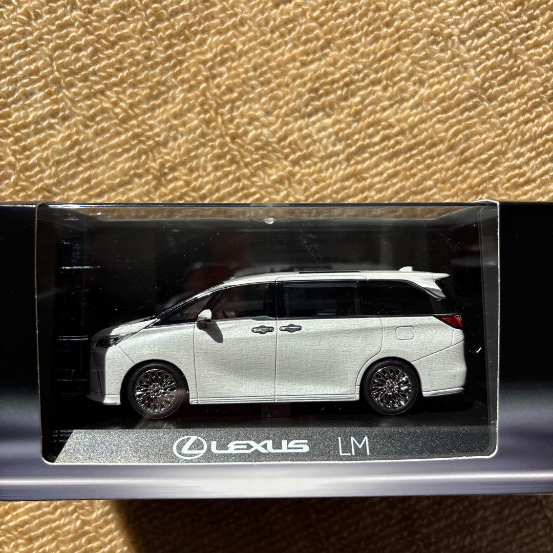 Lexus LM ホワイト 1/43スケール　ソニッククォーツ