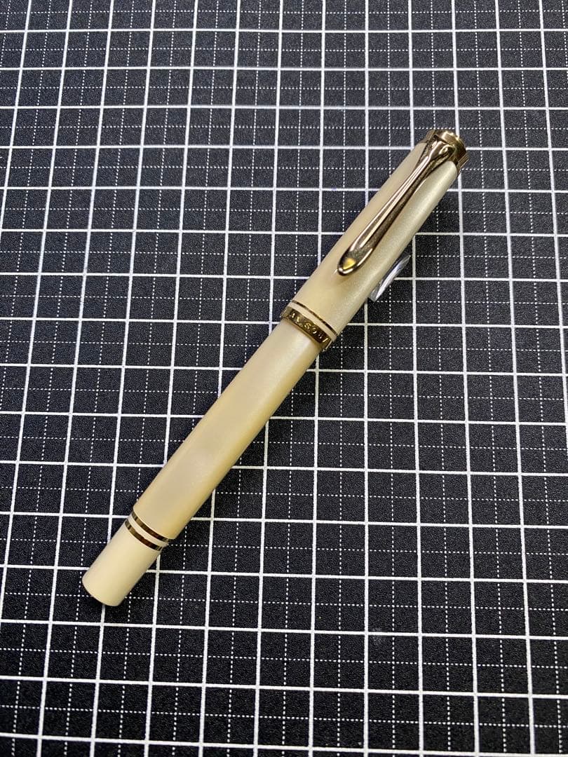Pelikan Souveran M320 Pearl White 字幅M