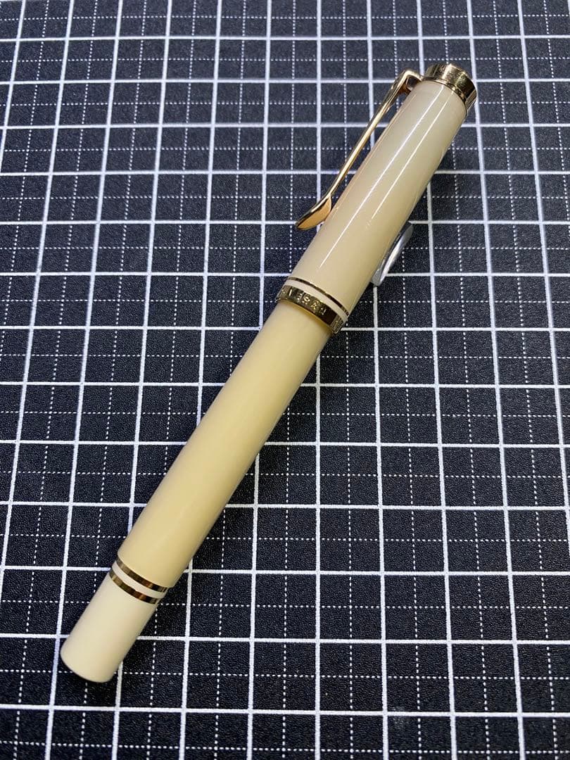 Pelikan Souveran M320 Pearl White 字幅M