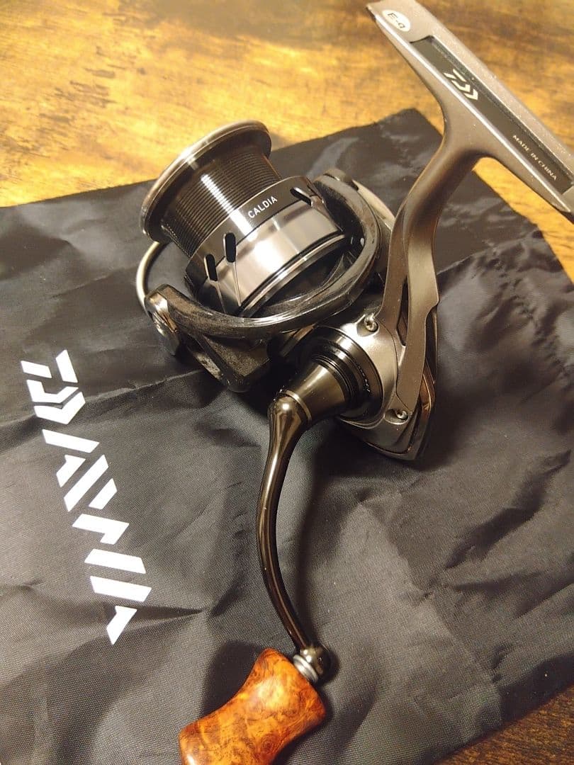 DAIWA 18CALDIA LT3000-CXH 　IOS花梨ノブ