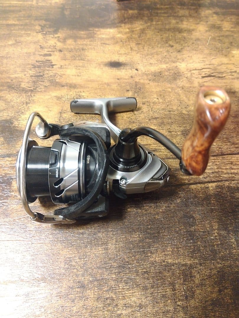DAIWA 18CALDIA LT3000-CXH 　IOS花梨ノブ