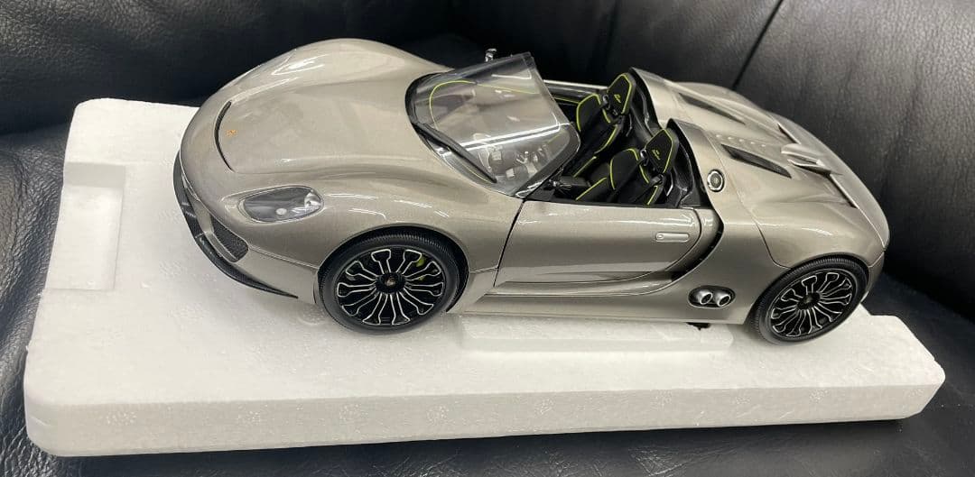 ポルシェ 918 スパイダー MINICHAMPS 1/18 リキッドメタル