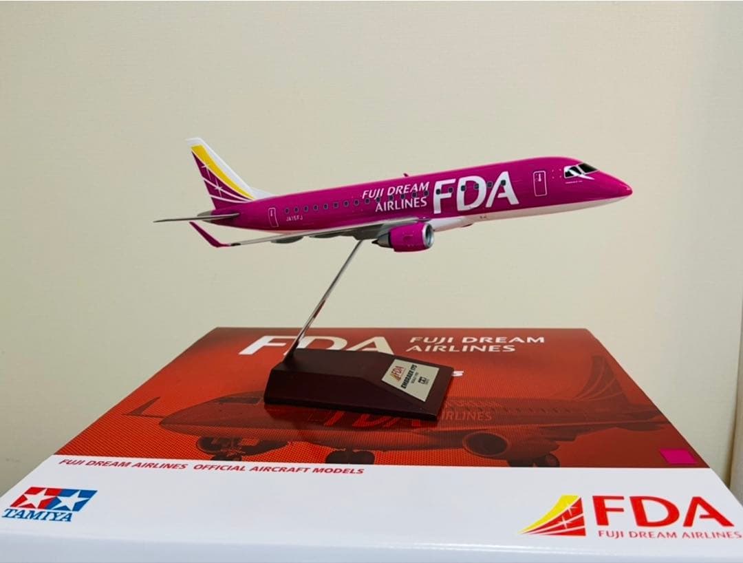 FDA EMBRAER 175 1/100 エアクラフトモデル　ローズピンク