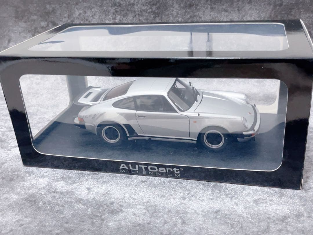 1/18 AUTOart ポルシェ 911 (930) 3.0 ターボ ミニカー