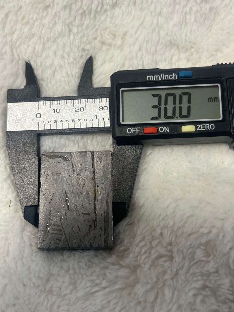 アルタイ鉄隕石。美しい長方形。約89.76g