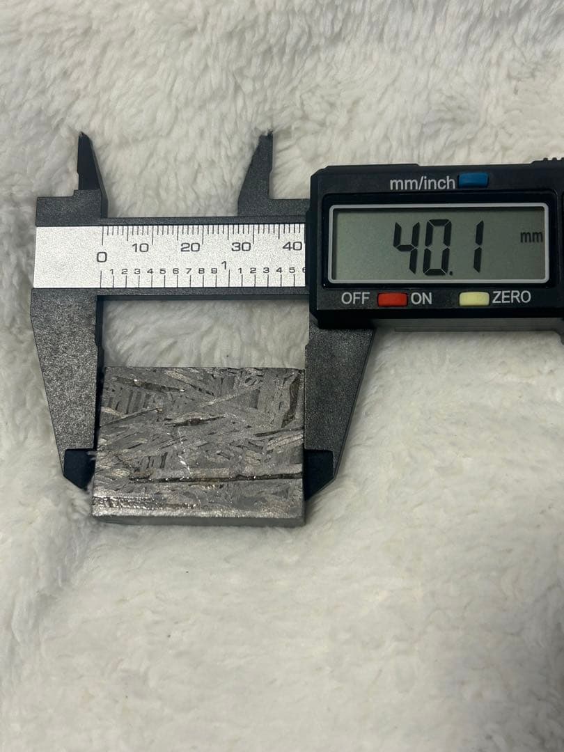 アルタイ鉄隕石。美しい長方形。約89.76g