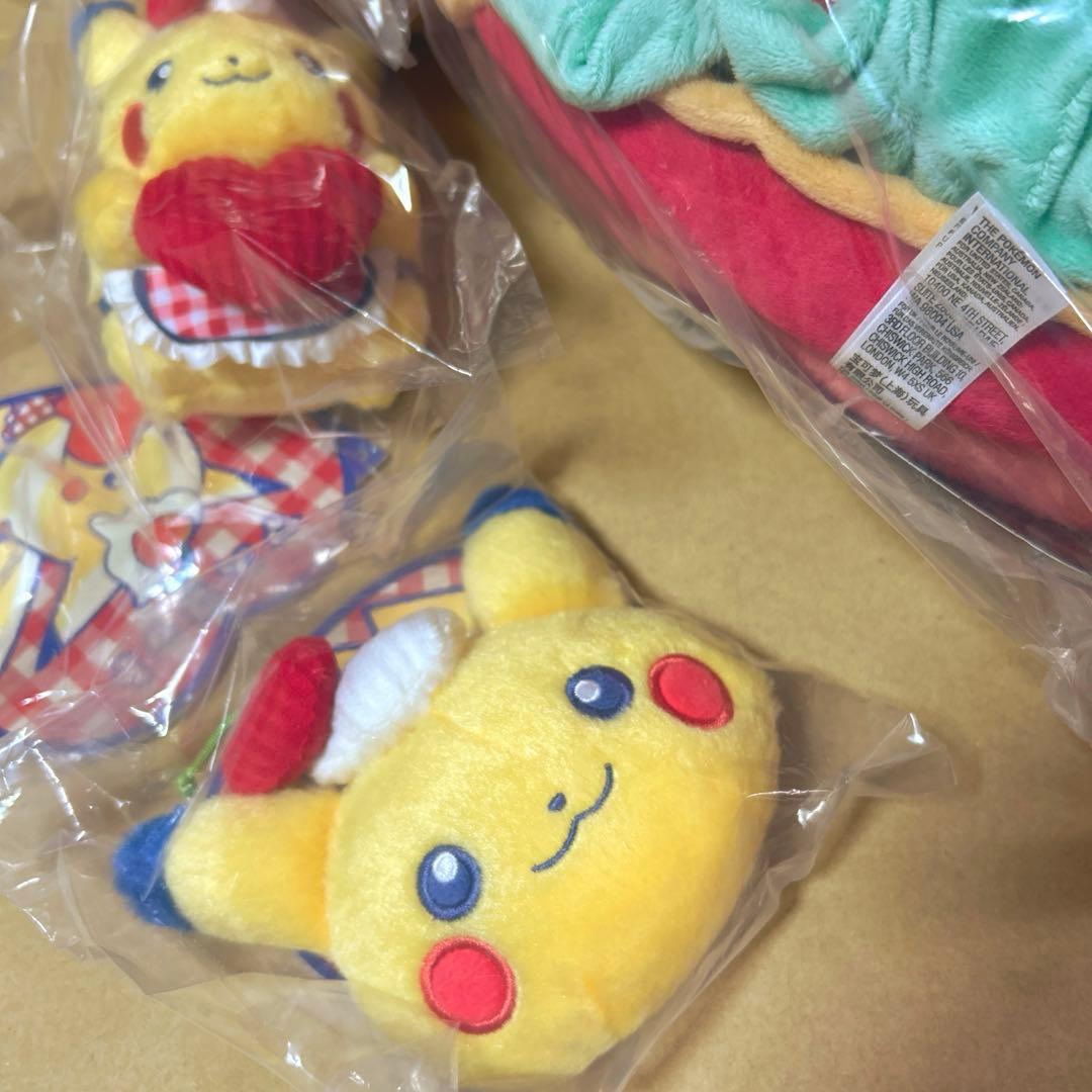 PIKACHU DINER ピカチュウダイナー　クッション　ぬいぐるみ　新品