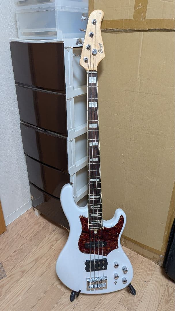 ベース Cort GB74