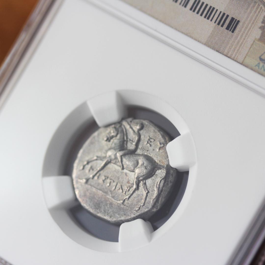 カラブリア　イルカに乗るタラス神【ChXF NGC】ディドラクマ銀貨