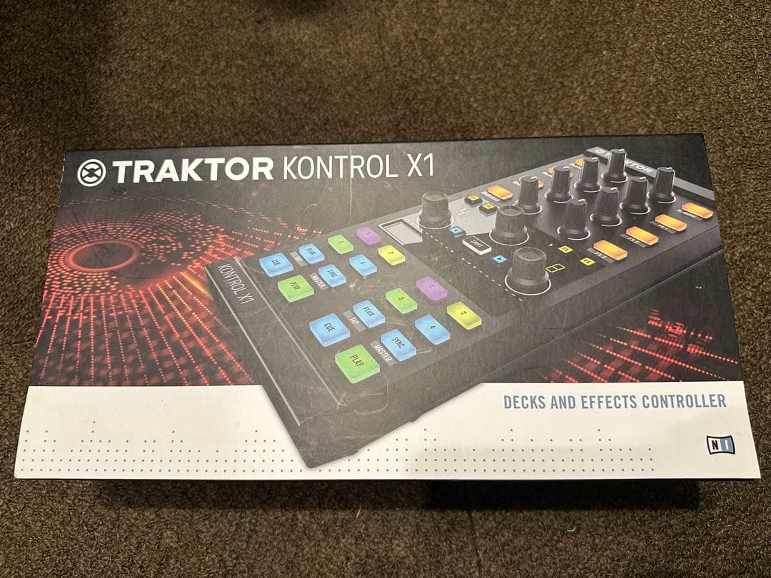 【専用ケース付き】TRAKTOR KONTROL X1 DJコントローラー