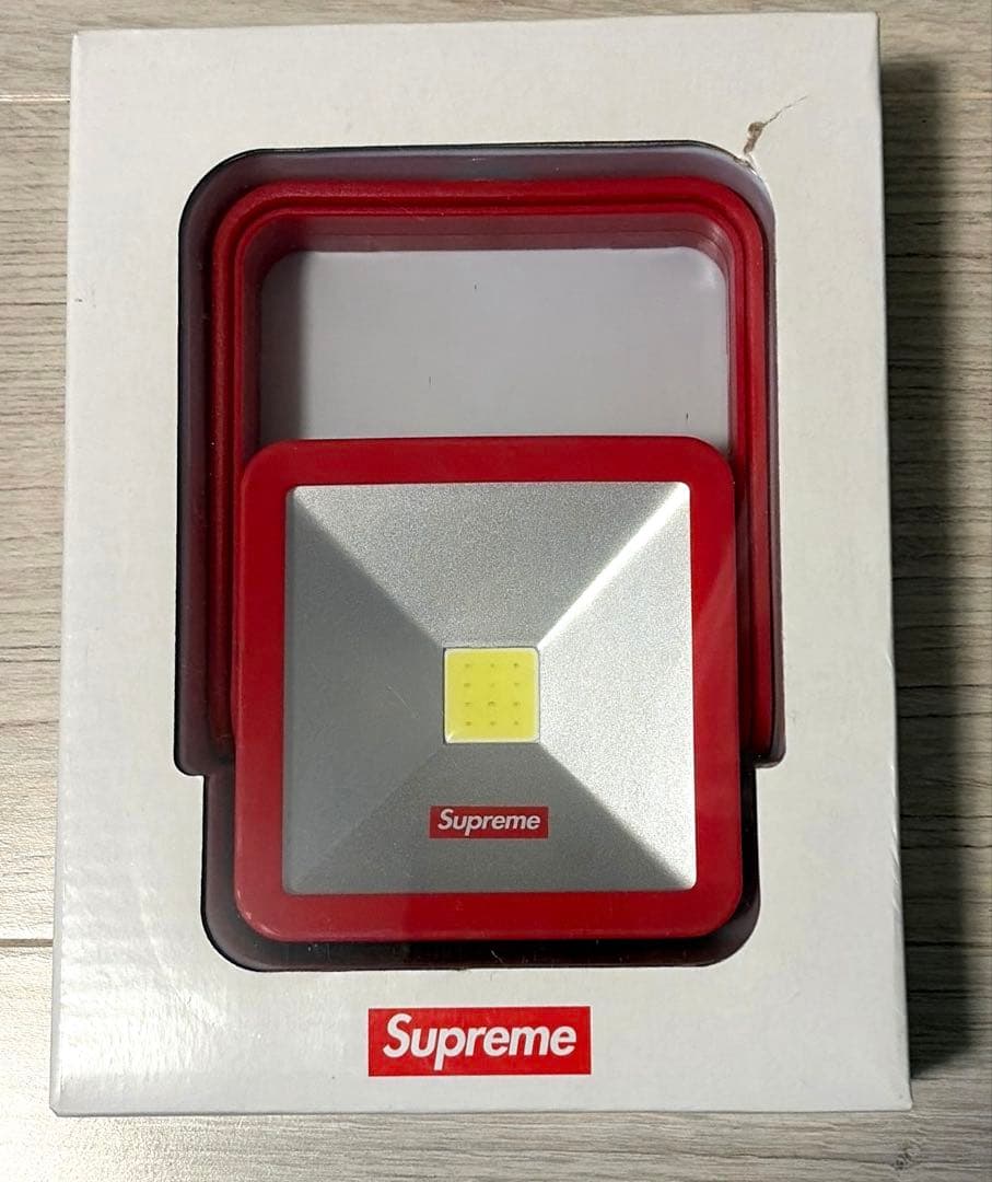 新品未開封品Supreme Magnetic Kickstand Light