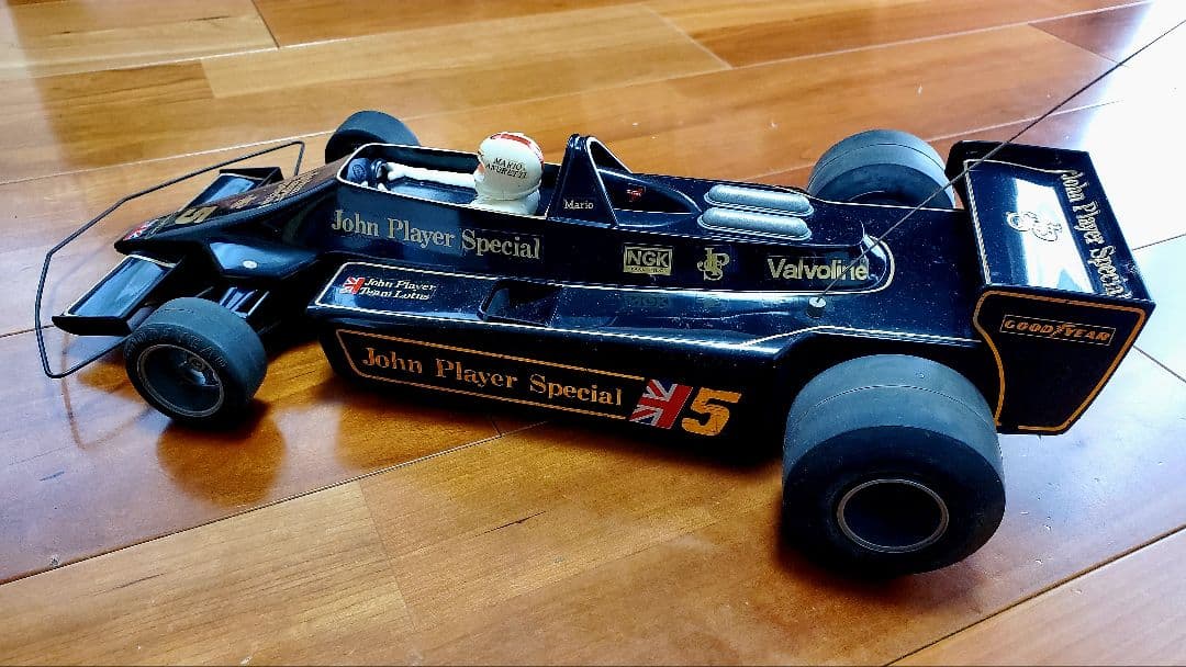 バンダイ　ラジコンJPS Mark IV Lotus 79 1/10スケール