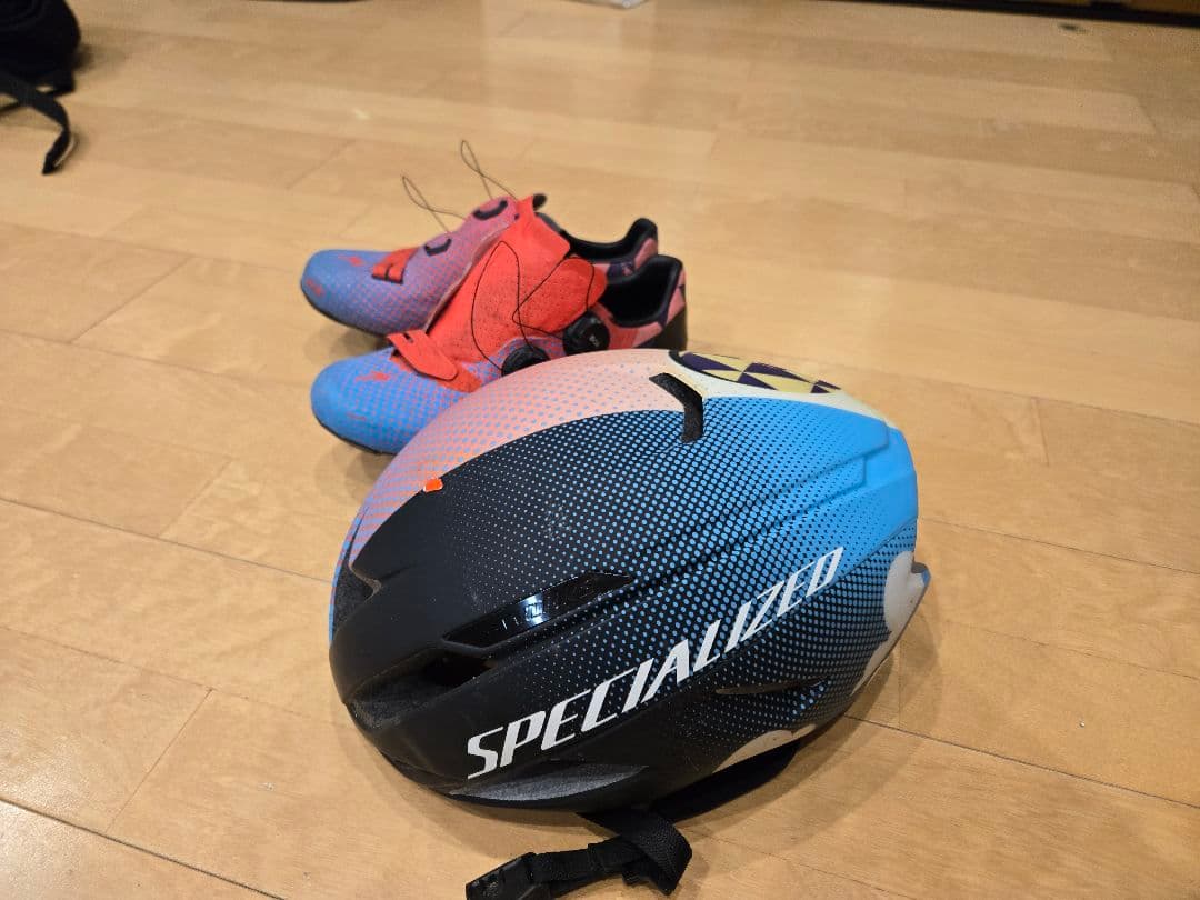 Specialized red hook hotシリーズのシューズとヘルメット
