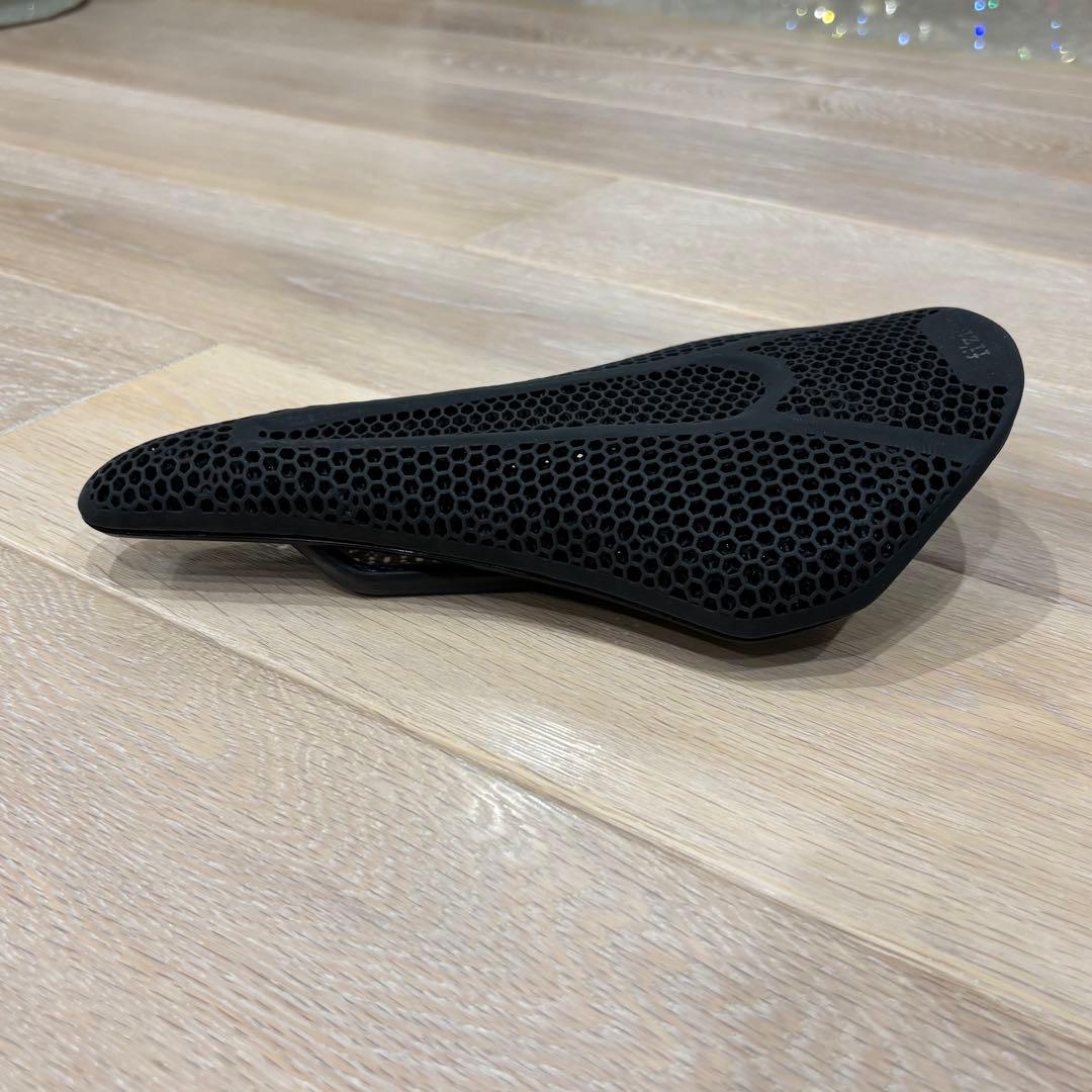 Fizik Argo Adaptive Vento R1 サドル 140mm