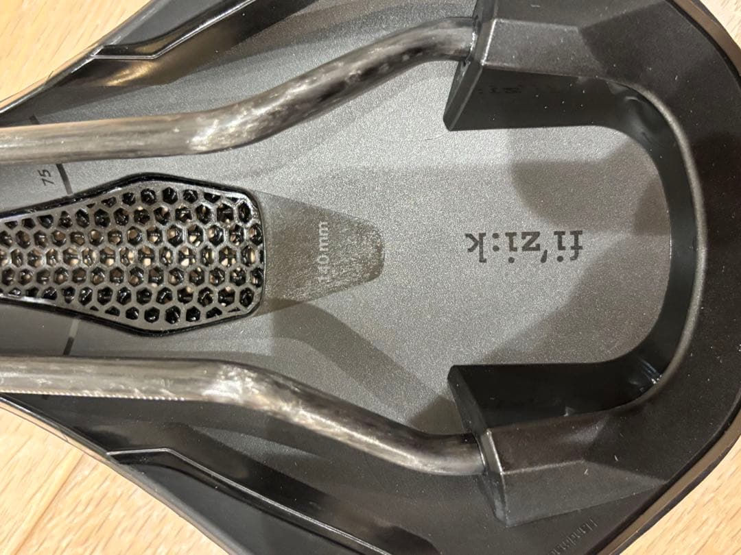 Fizik Argo Adaptive Vento R1 サドル 140mm