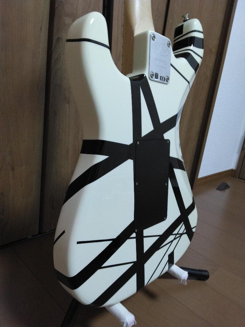美品中古EVH Striped Series 白黒＋新品Fenderハードケース