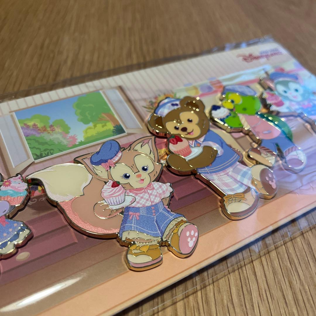 ダッフィー＆フレンズ 非売品 ピンバッジ ディズニー HKDL