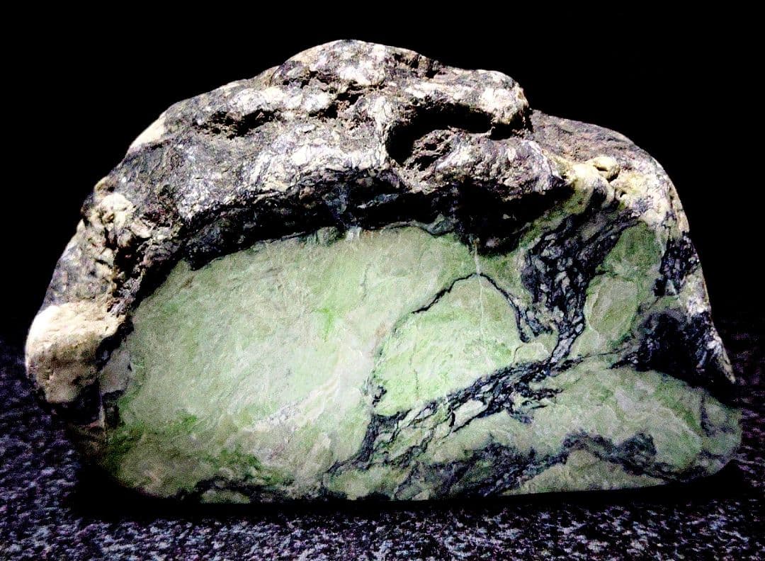 ★翡翠原石★糸魚川硬玉【姫川河口・川ズレ・カット702ｇ】