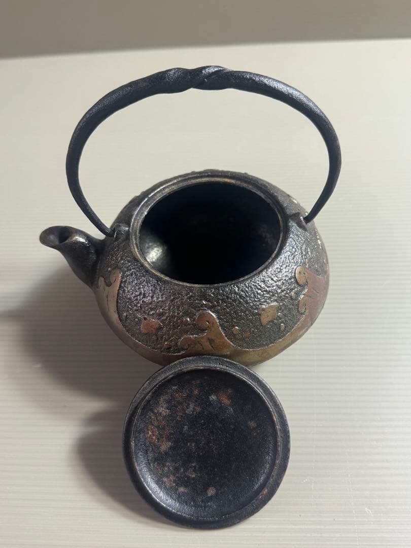 1557 照光堂作 希少砂鉄急須　南部鉄瓶＊波千鳥文　捻り提手 茶器　茶道具骨董