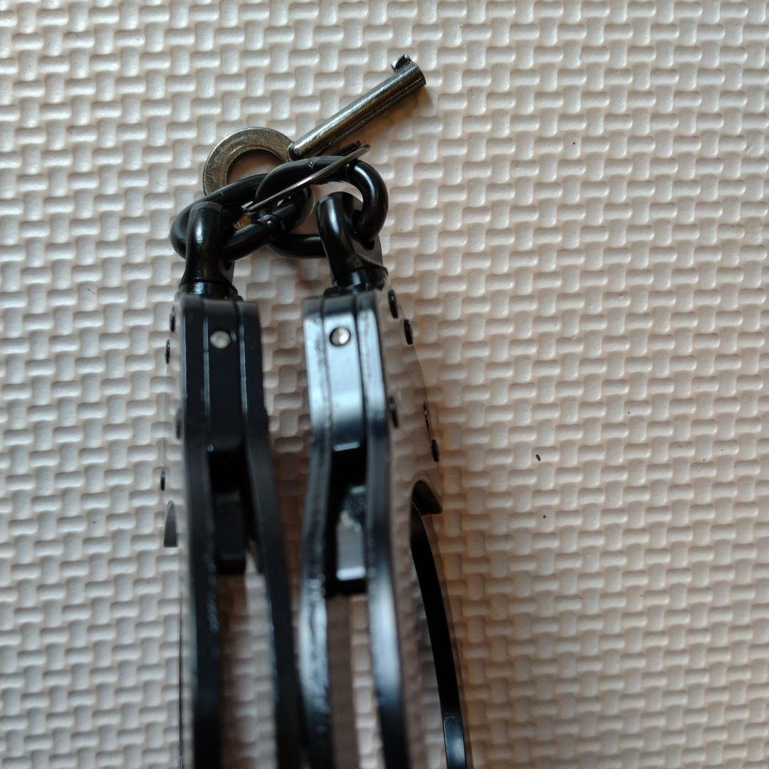 金属製黒両手錠