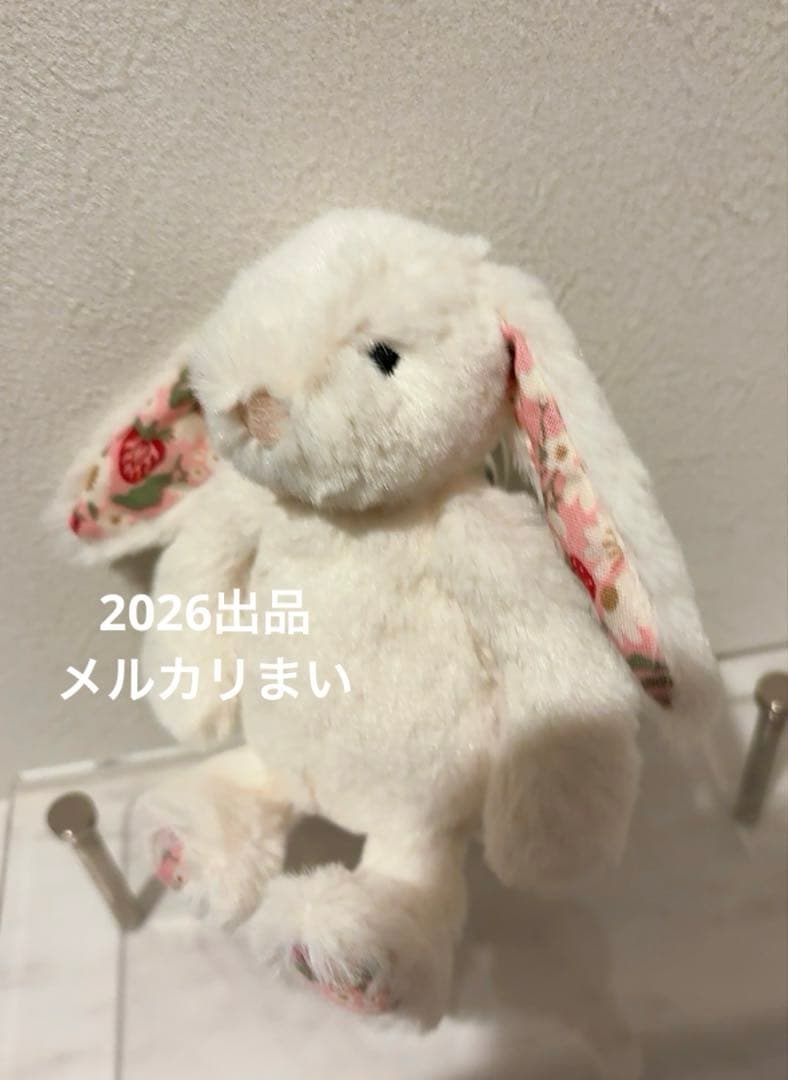  Blossom Cream Bunny Bag Charm 苺