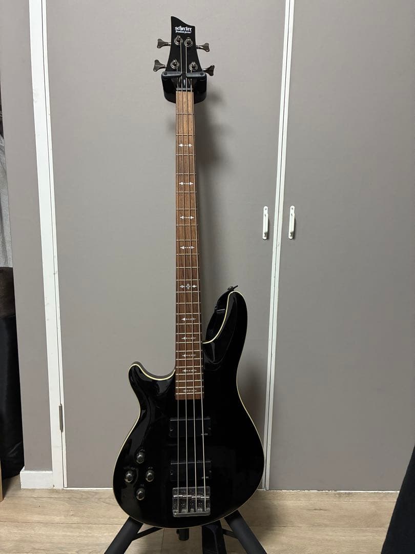 Schecter Diamond Series OMEN EXTRA 4レフティ