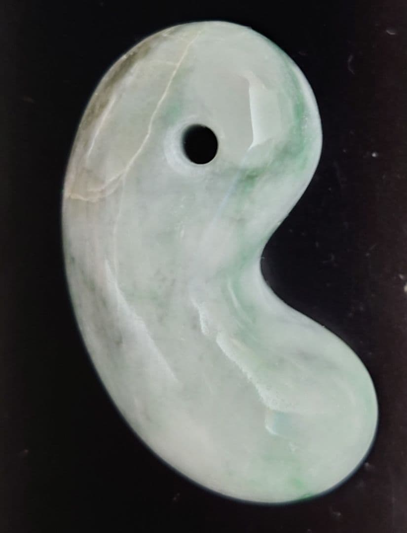 糸魚川翡翠　勾玉　特大ぷっくり