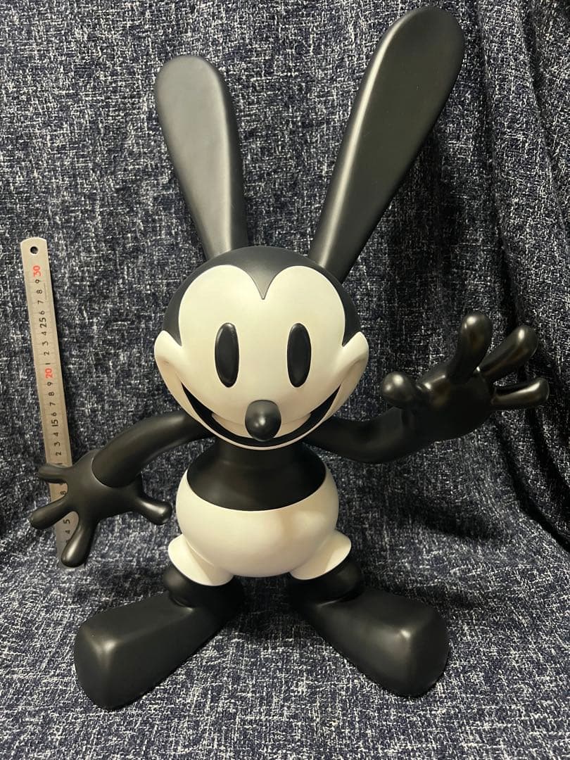 100個限定品　ディズニー　オズワルド　ビッグソフビフィギュア　モノトーンカラー