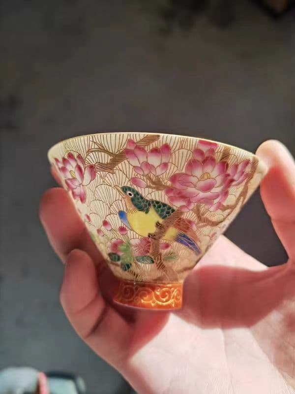金糸ざんげの花鳥富貴のかばんばん茶碗。