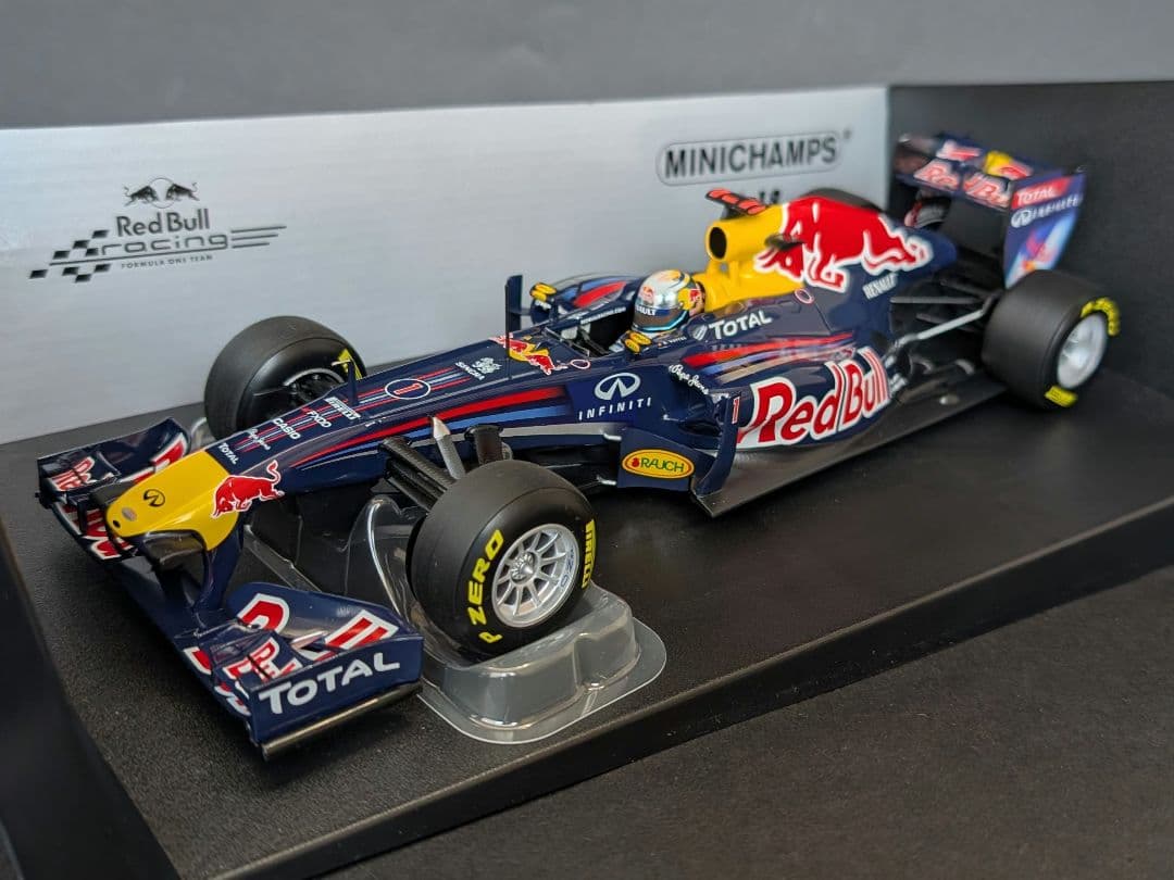 ミニチャンプス 1/18 レッドブル RB7 S.ベッテル 2011