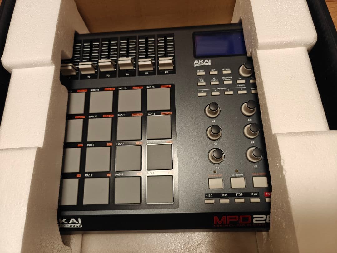 AKAI MPD26 MIDIパッドコントローラー