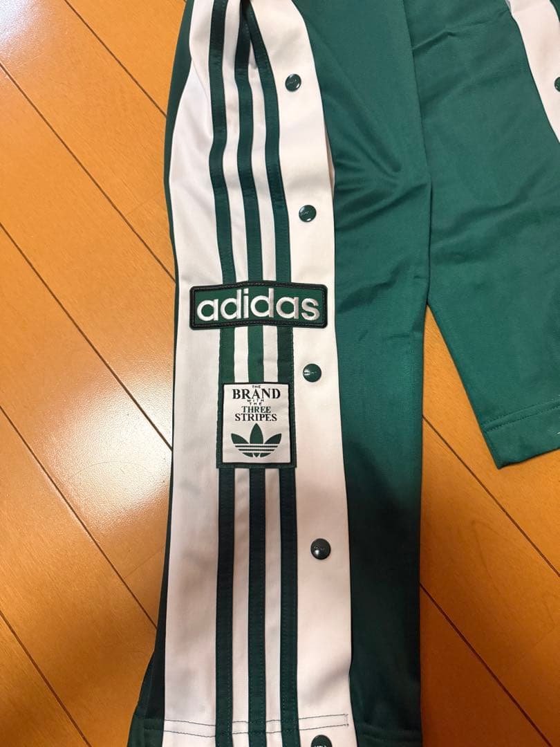 adidas グリーン ジャージパンツ スナップボタン付き
