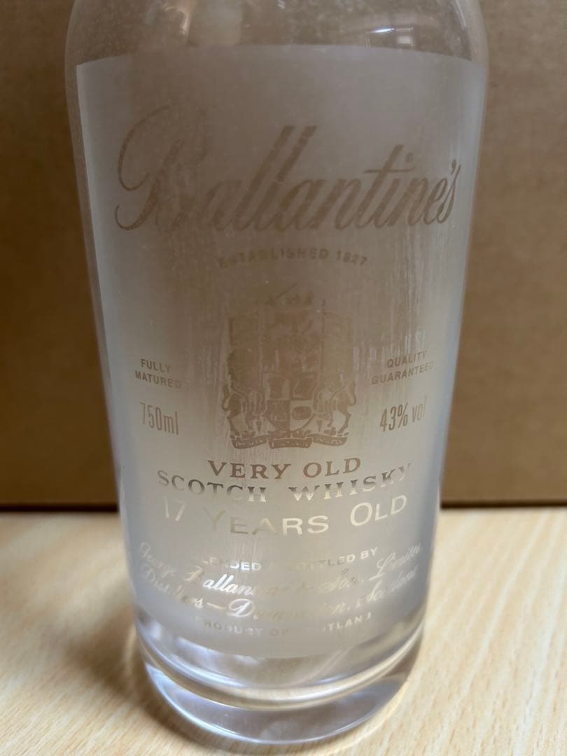 Ballantines アタッシュケース、化粧瓶、水差し、フォト ニュース