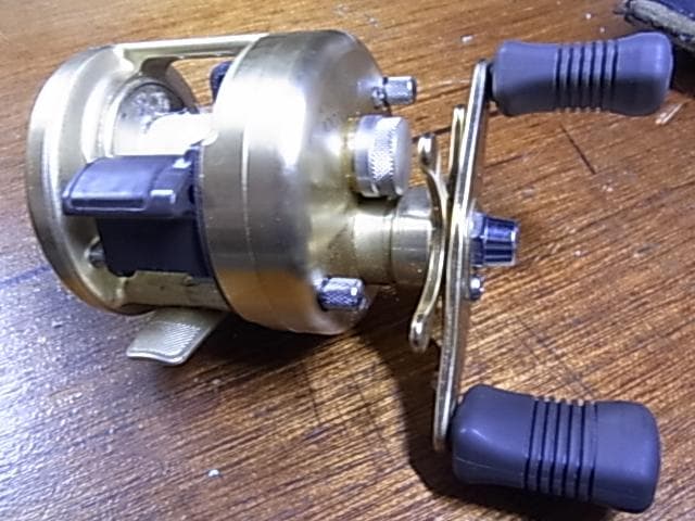 SHIMANO シマノ　カルカッタ　ゴールドリール