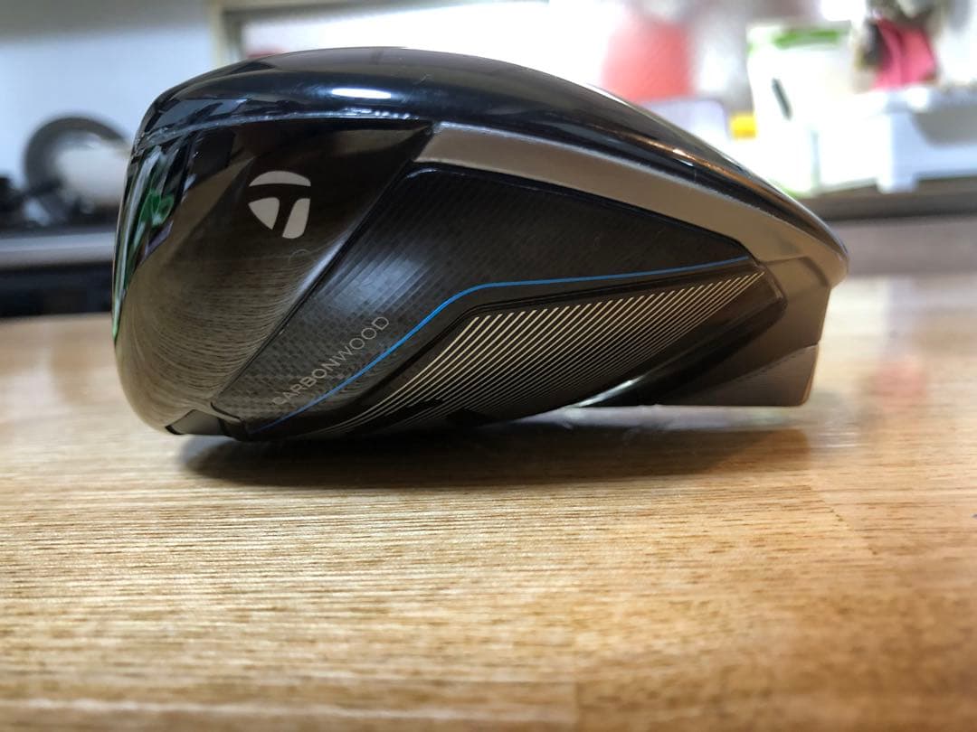 左）TaylorMade Qi10 10.5ドライバーヘッド＋ヘッドカバー付き